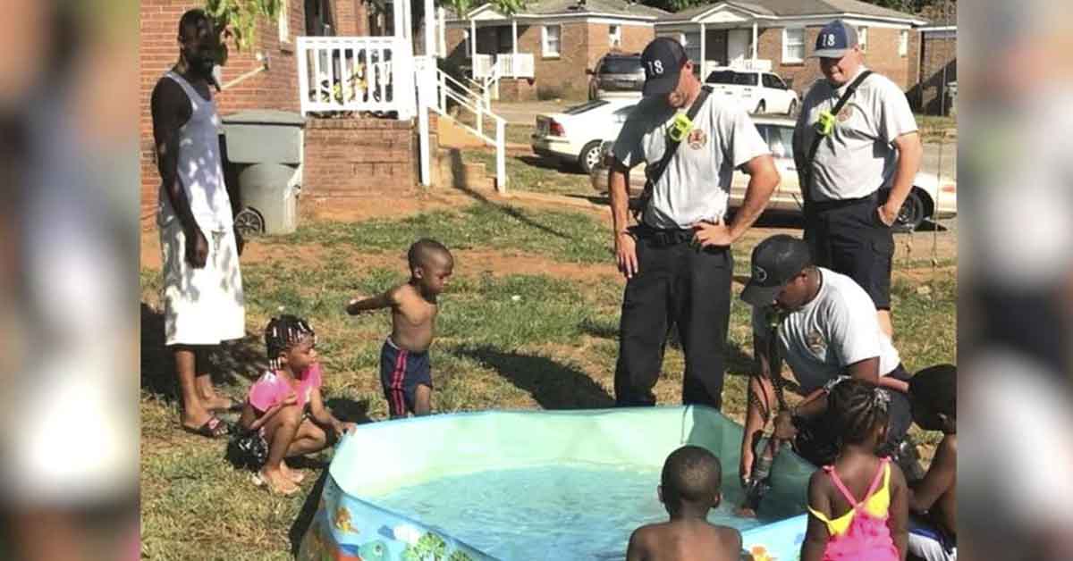 Firefighters come to a halt when they see mom filling her kids' pool ...